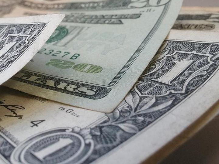 Dólar rebasa los 15 pesos